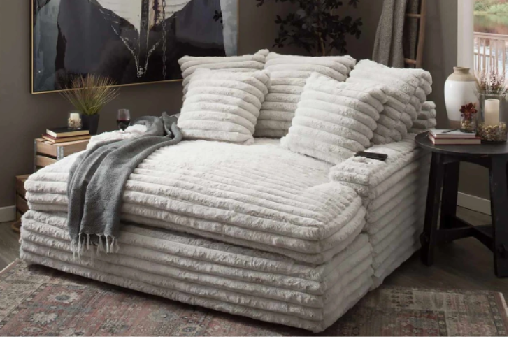 Who Wants To Buy A Modern Fluffy Sofa At A Low Price? - Swipit